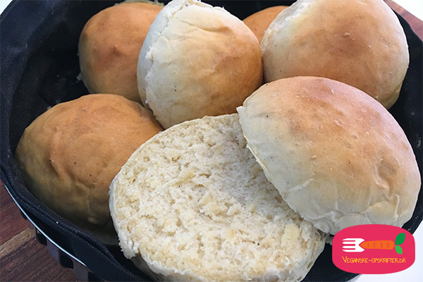 Veganske krydderboller - Opskrift på bløde boller uden mælk og æg